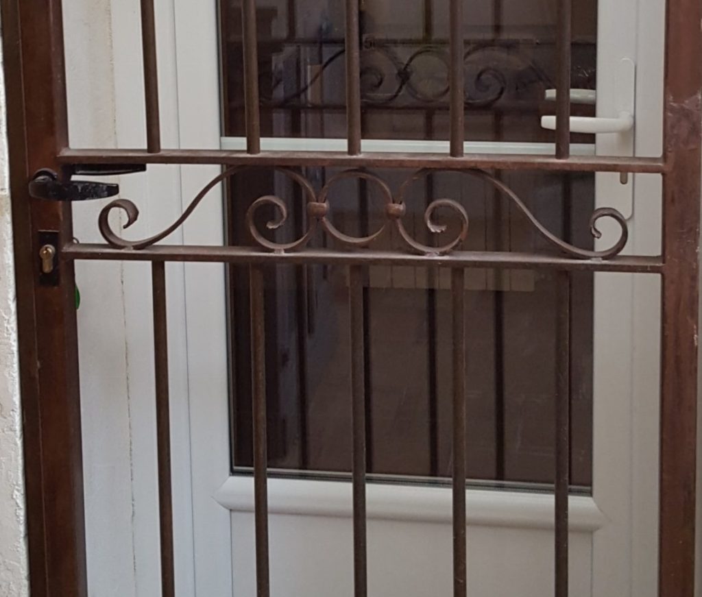 Création & installation grille de porte de cuisine à Toulon - Grille de ...