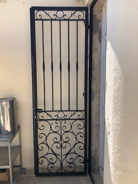 Renfort de porte vitrée avec grille en fer forgé - Grille de défense.fr