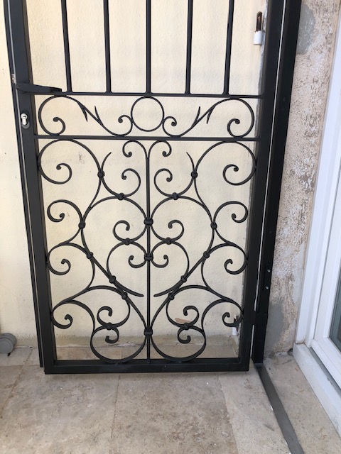 Renfort de porte vitrée avec grille en fer forgé - Grille de défense.fr