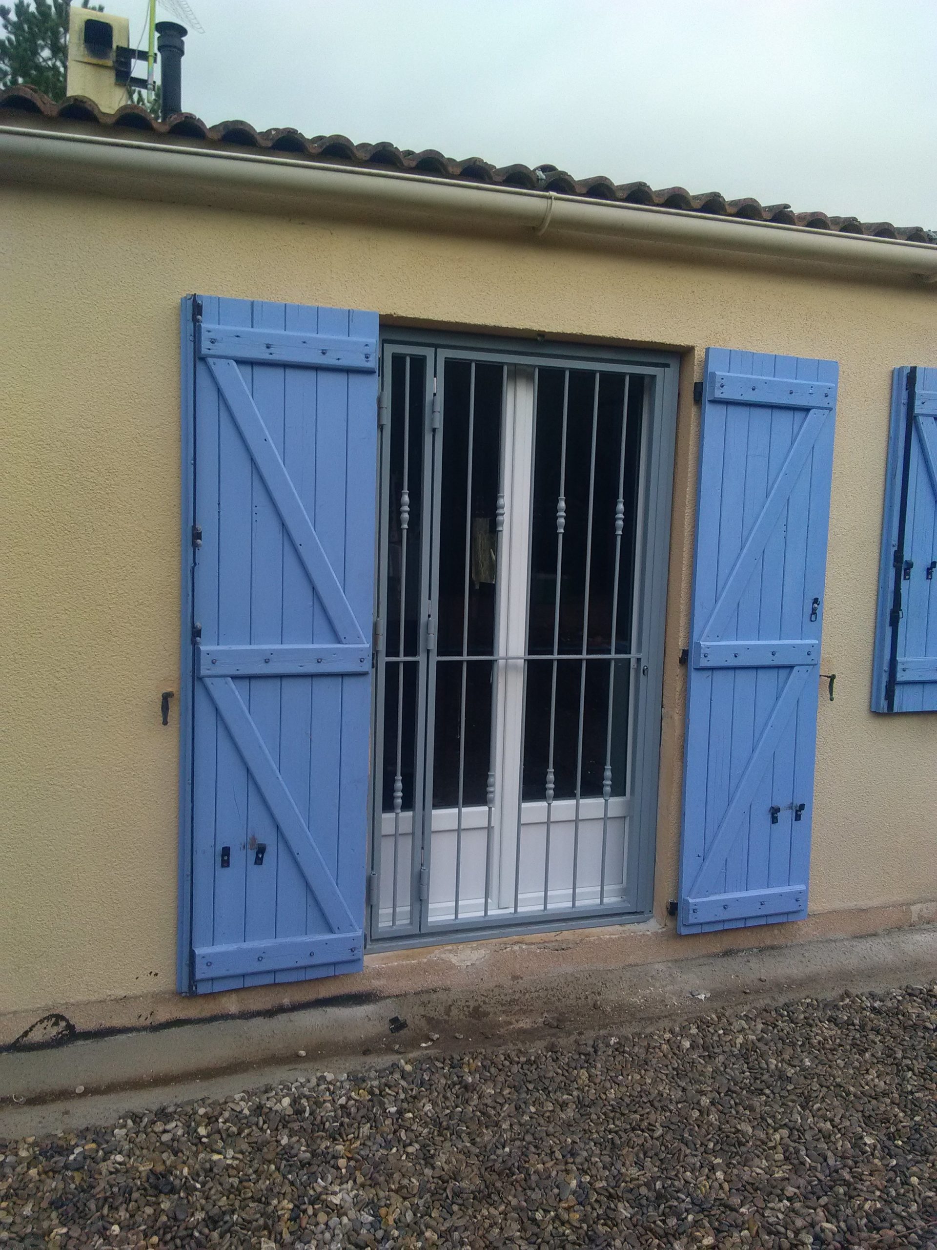 Grille ouvrante articulée avec volet bois - Grille de défense.fr