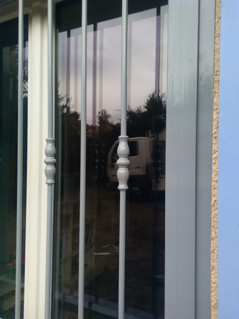 Grille ouvrante articulée avec volet bois - Grille de défense.fr