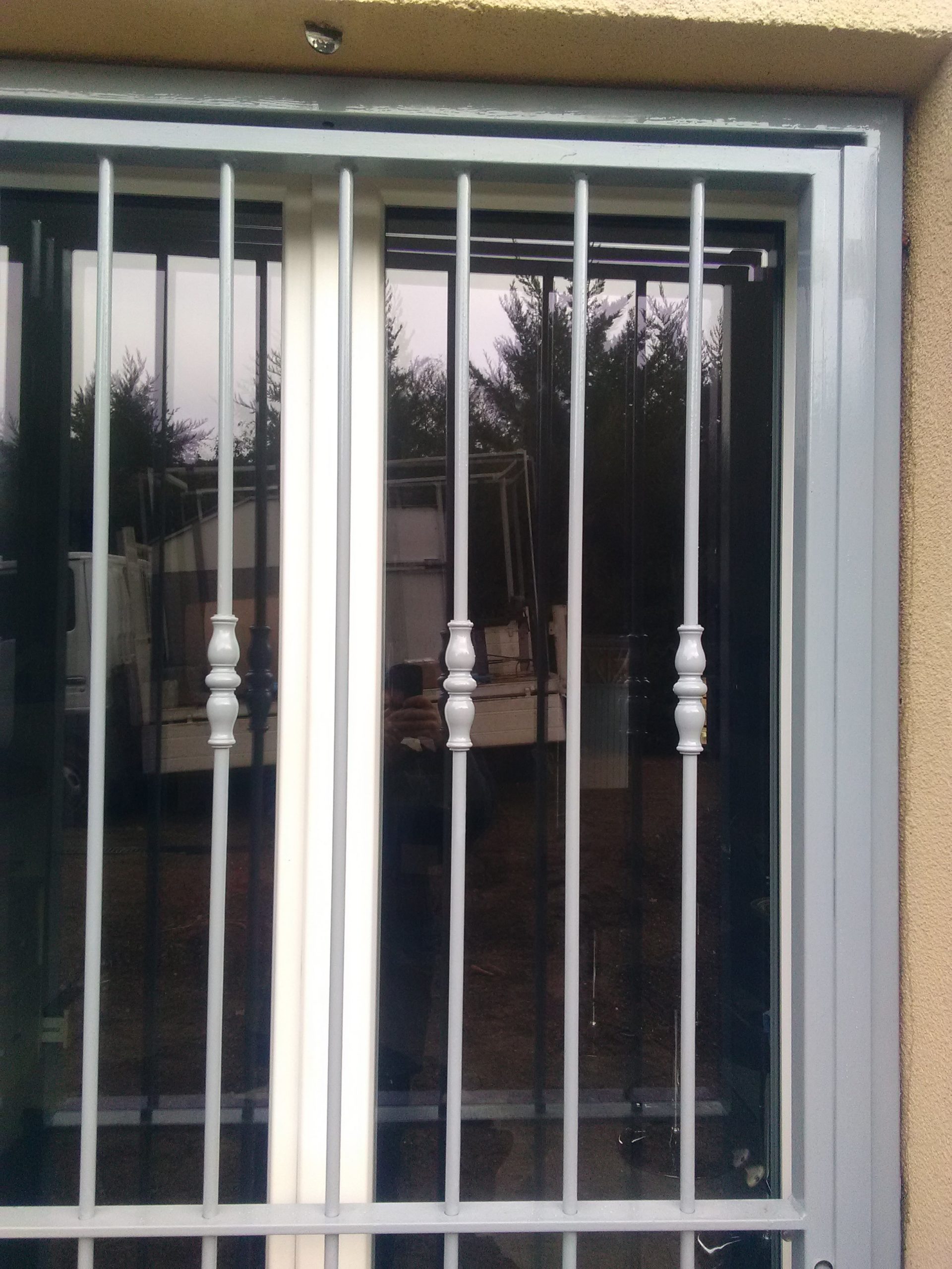 Grille ouvrante articulée avec volet bois - Grille de défense.fr