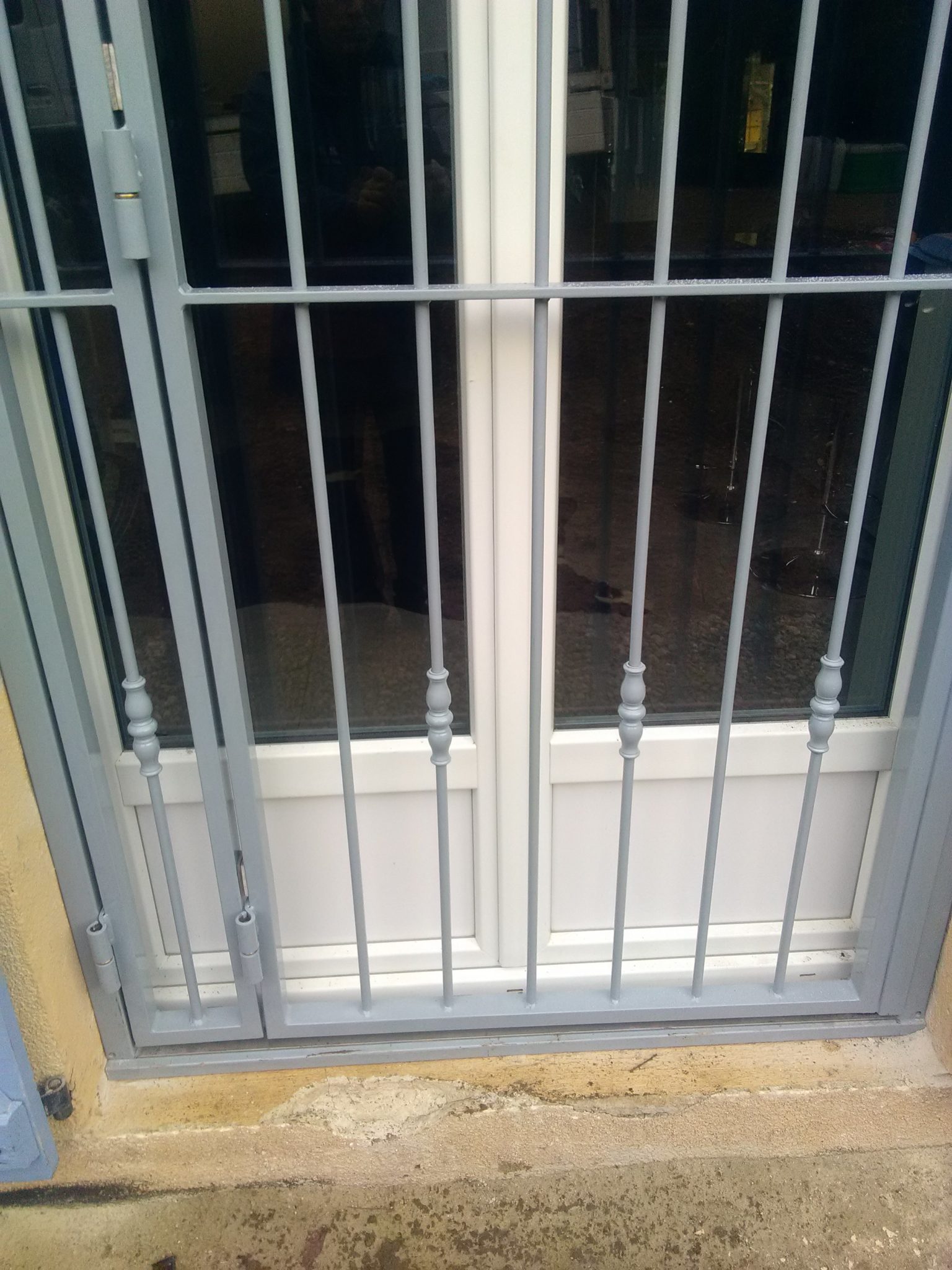 Grille ouvrante articulée avec volet bois - Grille de défense.fr