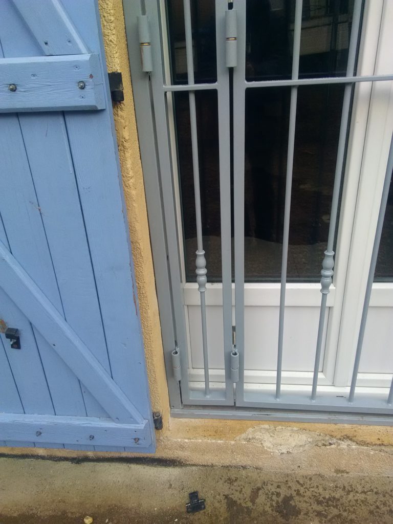 Grille ouvrante articulée avec volet bois - Grille de défense.fr