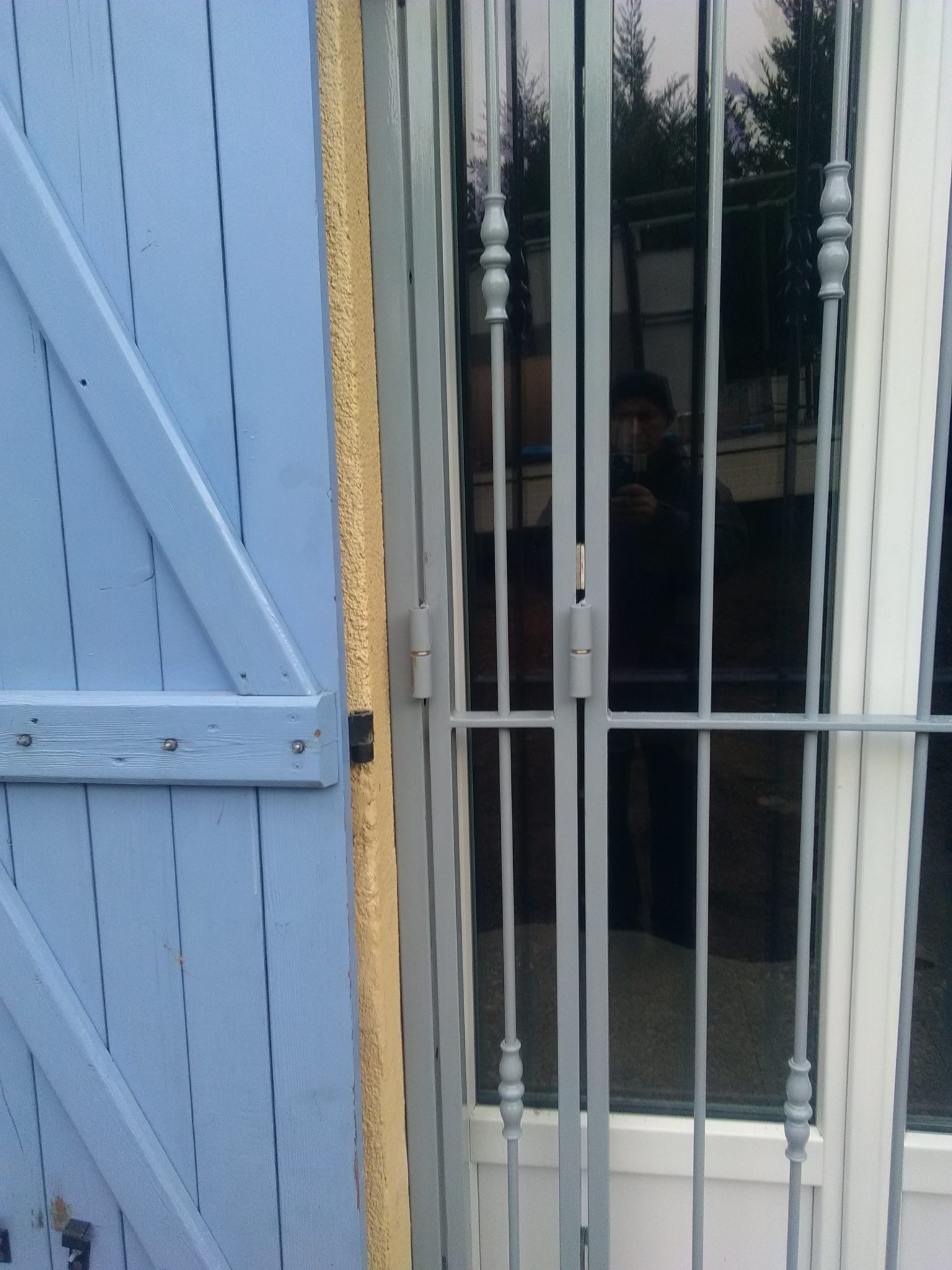 Grille ouvrante articulée avec volet bois - Grille de défense.fr