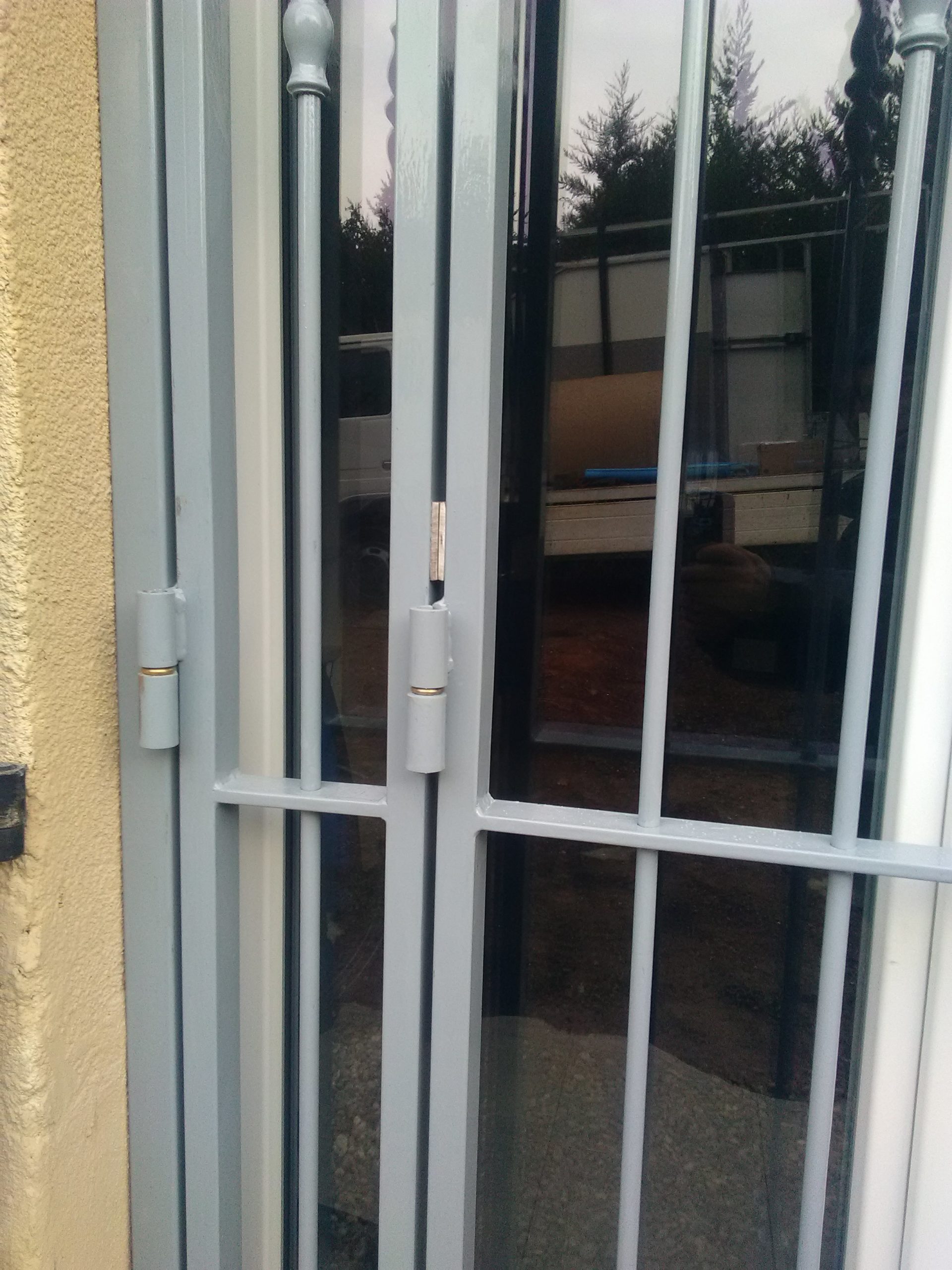 Grille ouvrante articulée avec volet bois - Grille de défense.fr