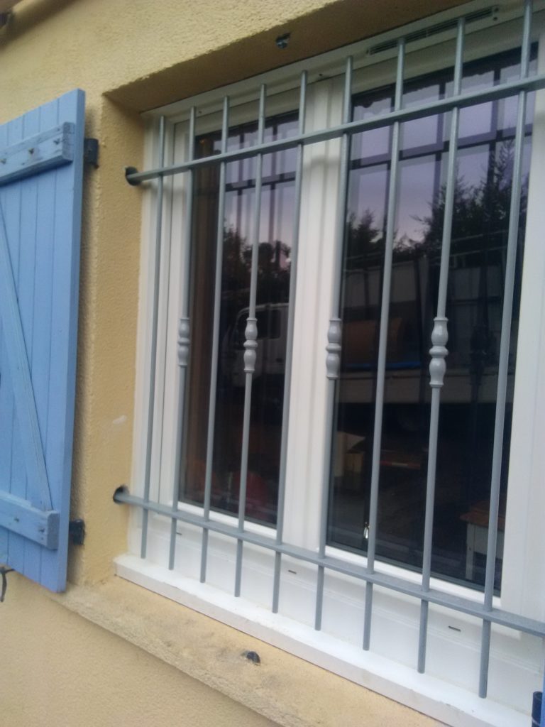 Grille ouvrante articulée avec volet bois - Grille de défense.fr