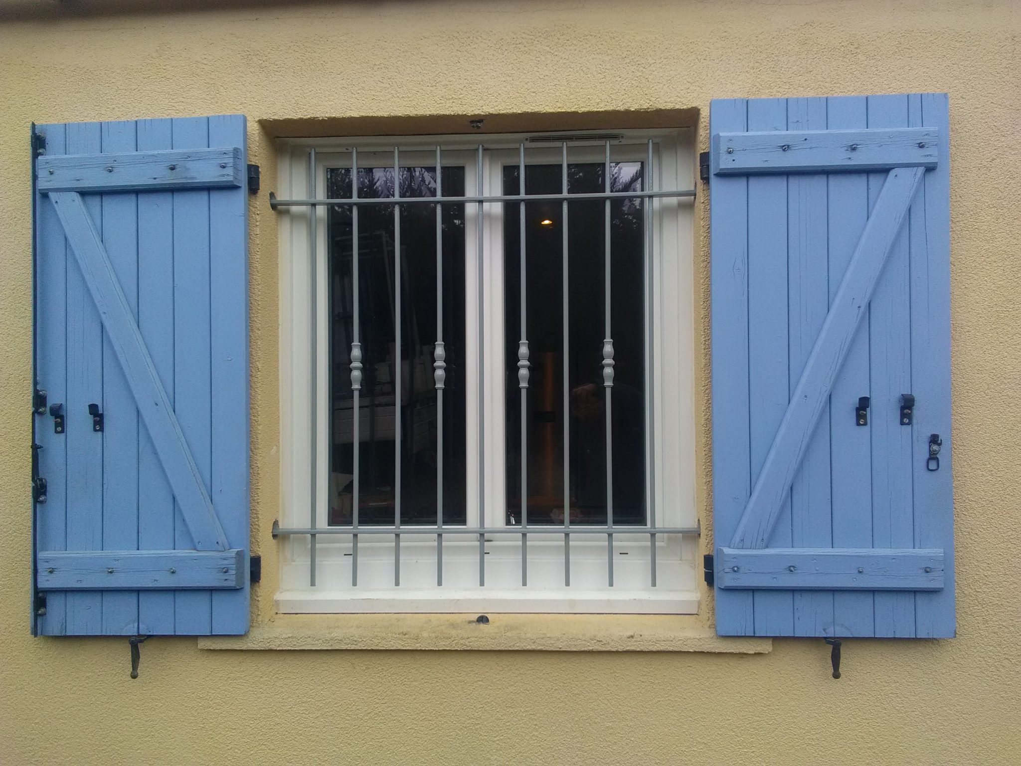 Grille ouvrante articulée avec volet bois - Grille de défense.fr