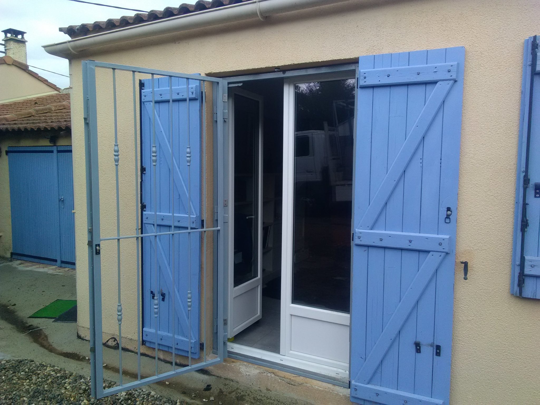 Grille ouvrante articulée avec volet bois - Grille de défense.fr