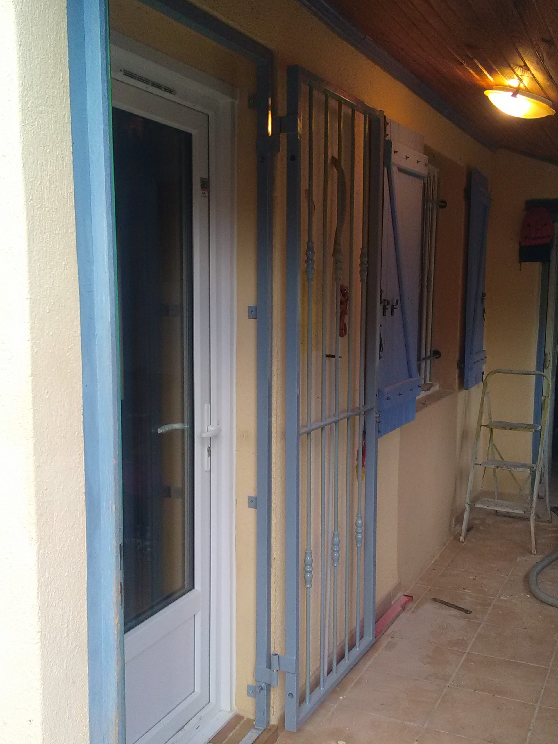 Grille ouvrante articulée avec volet bois - Grille de défense.fr