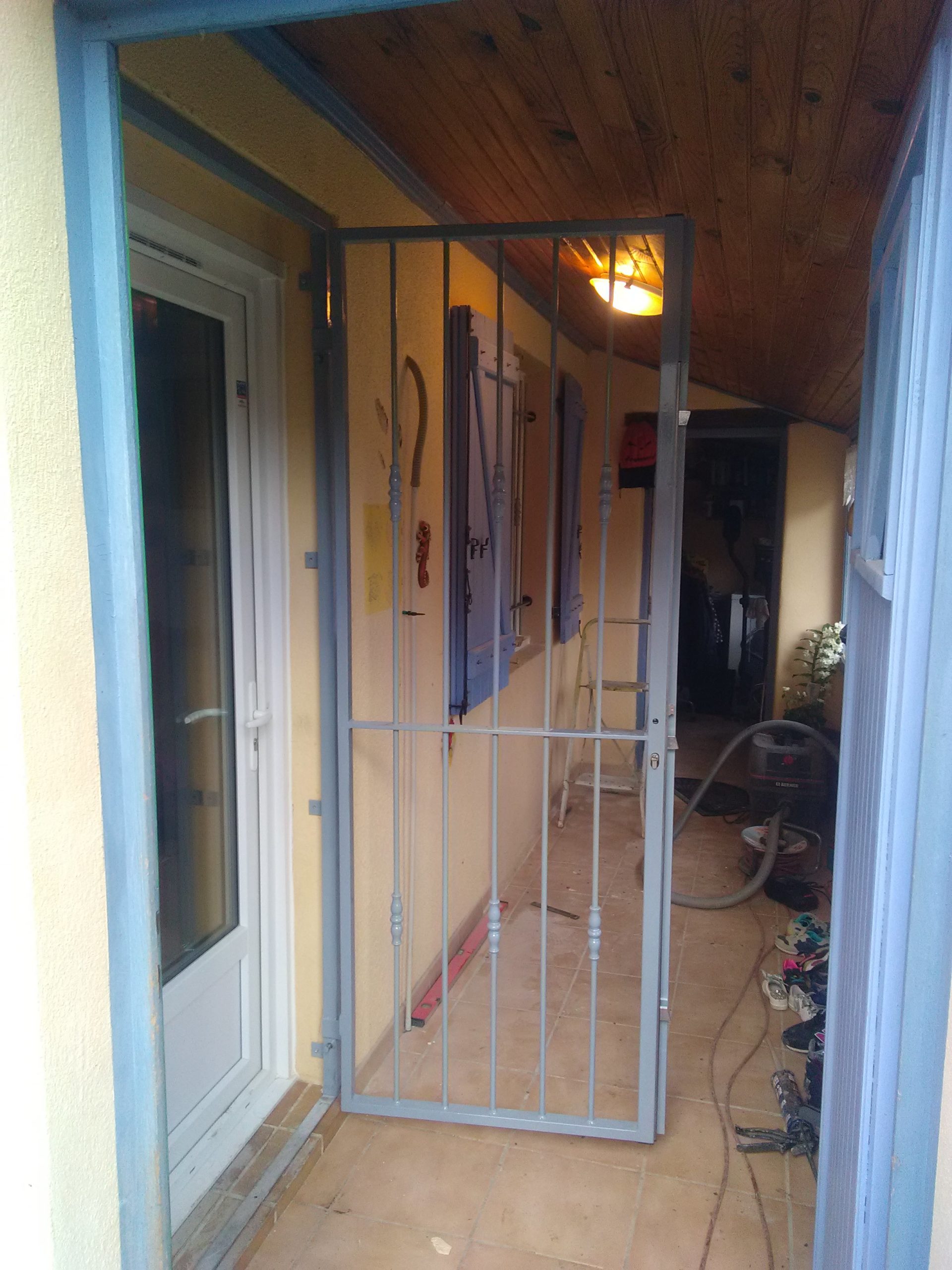 Grille ouvrante articulée avec volet bois - Grille de défense.fr