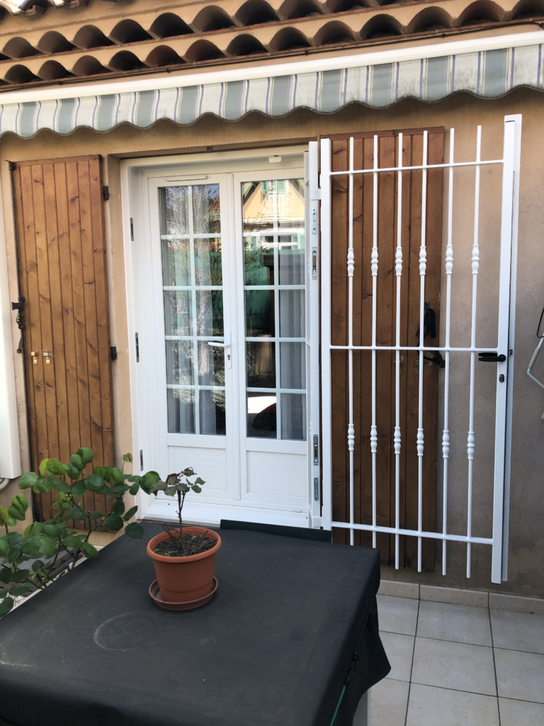 Comment sécuriser une porte avec une grille battante